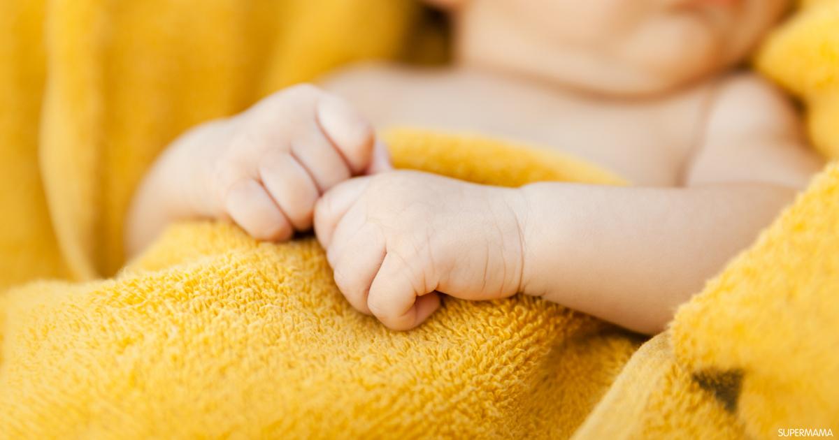 لماذا يقبض طفلي يده؟ | سوبر ماما